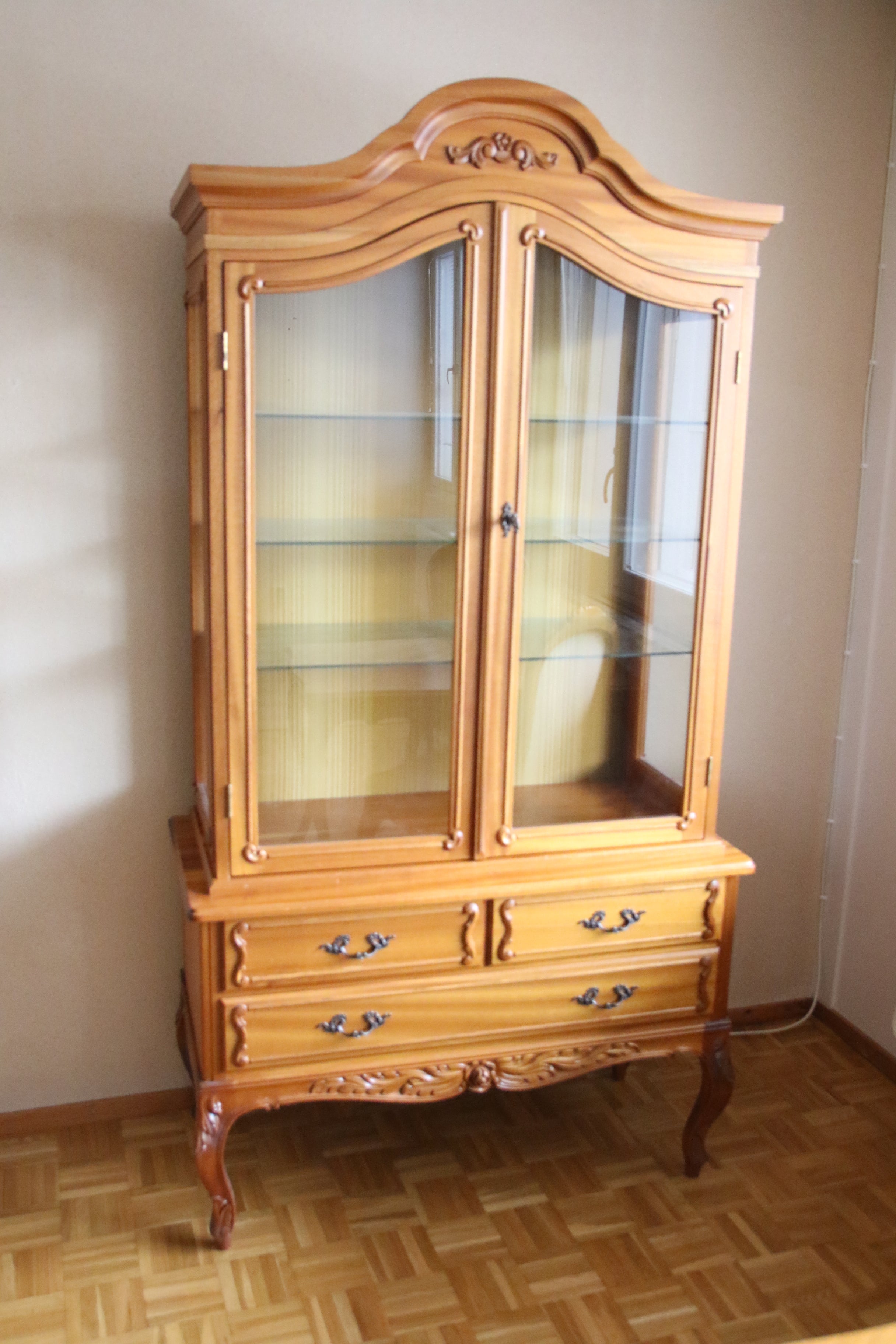 Antiikki Lasivitriini – Asadon Aarteet